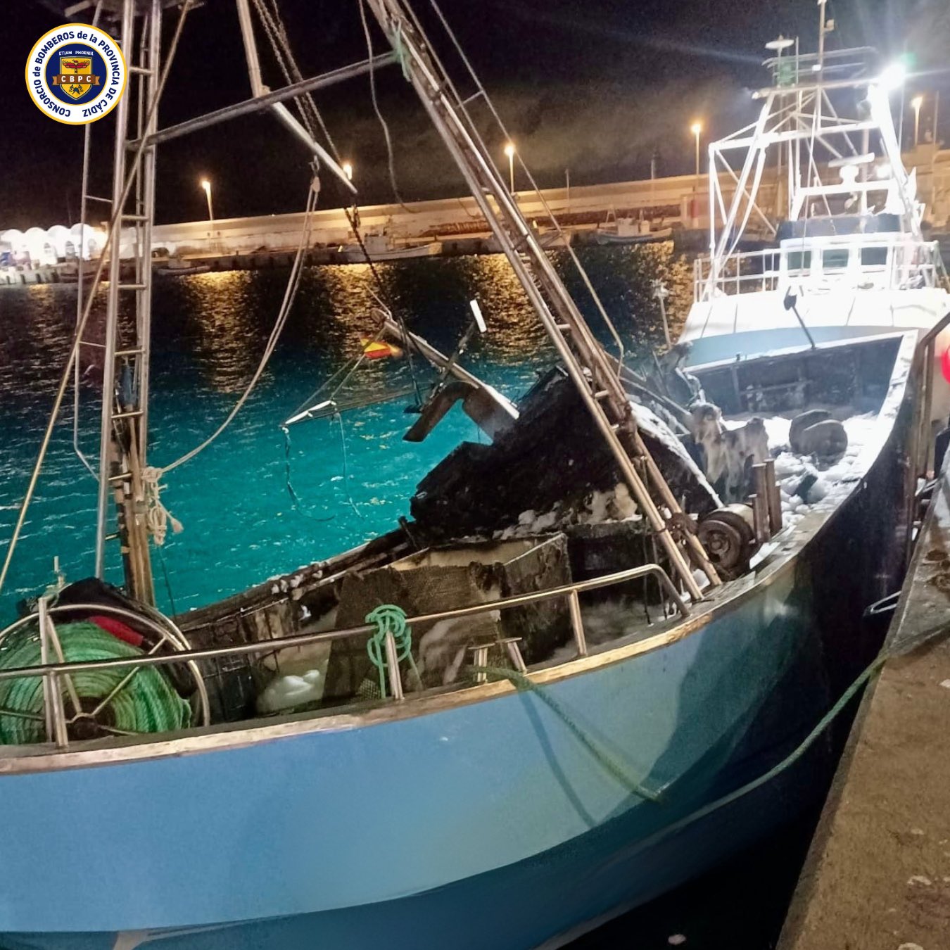 Un afectado por inhalación de humo en el incendio de un barco en la ...