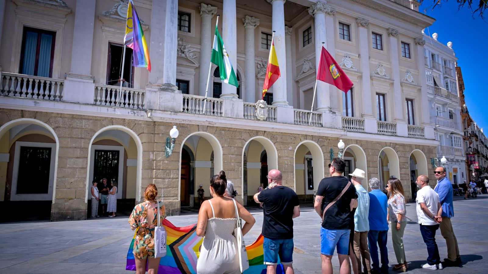 El Ayuntamiento de Cádiz iza la bandera inclusiva en el Día ...