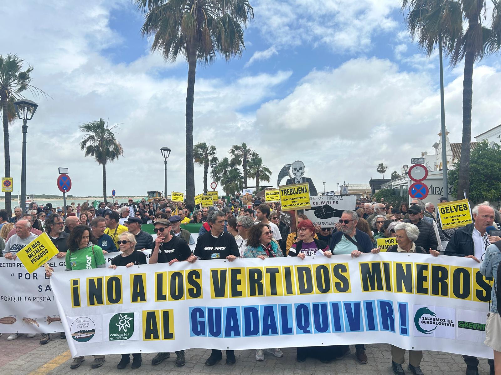 Miles de personas se manifiestan en Sanlúcar contra los vertidos al ...