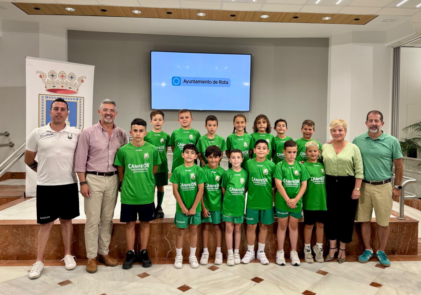El Ayuntamiento de Rota reconoce al equipo Prebenjamín del CD Rota tras ...